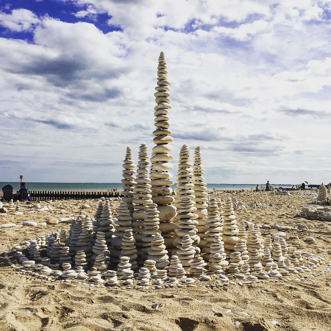 Artist Organizes Leaves and Stones Into Intricate Sculptures and ...