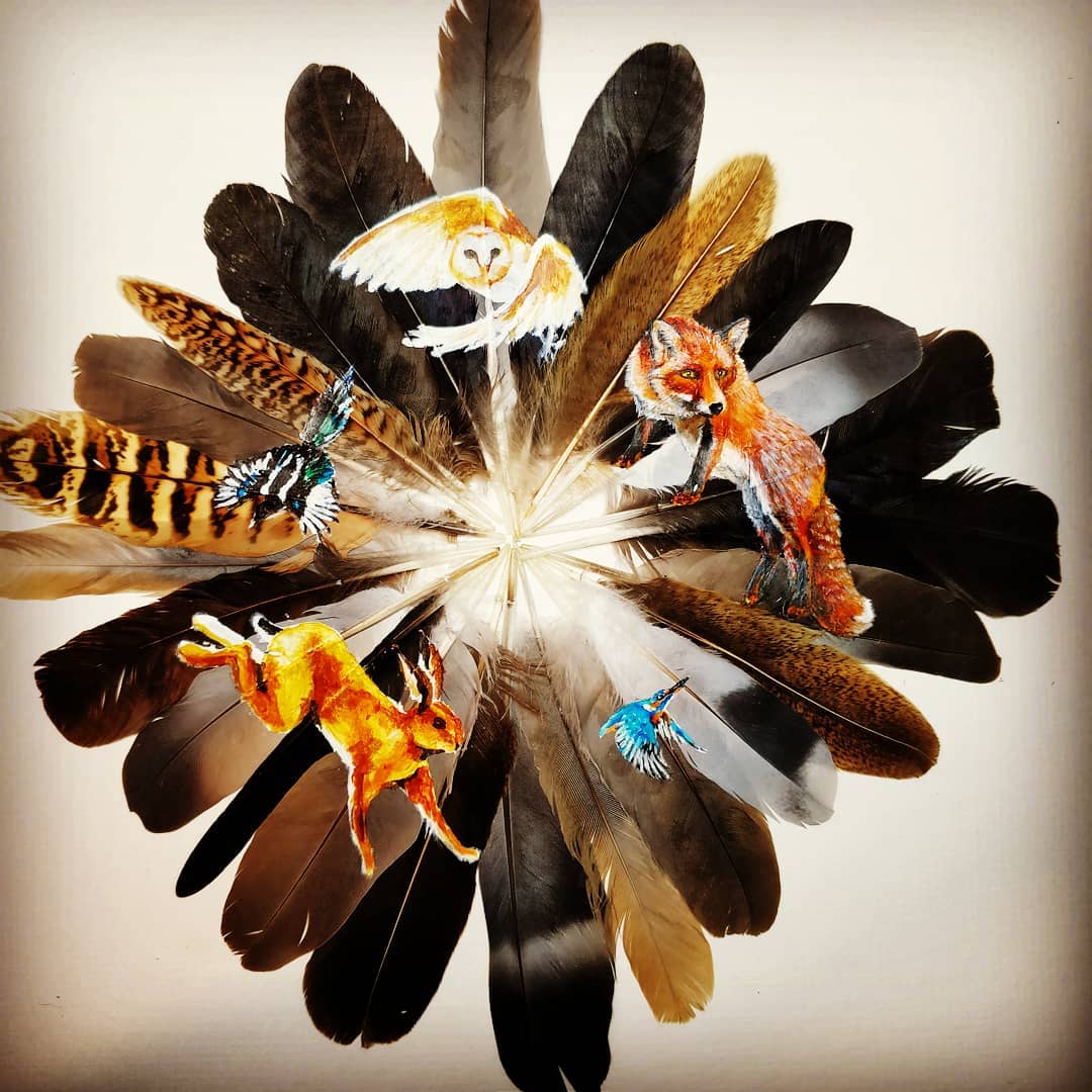Artist Paints Beautifuly on Bird Feathers - PlayJunkie