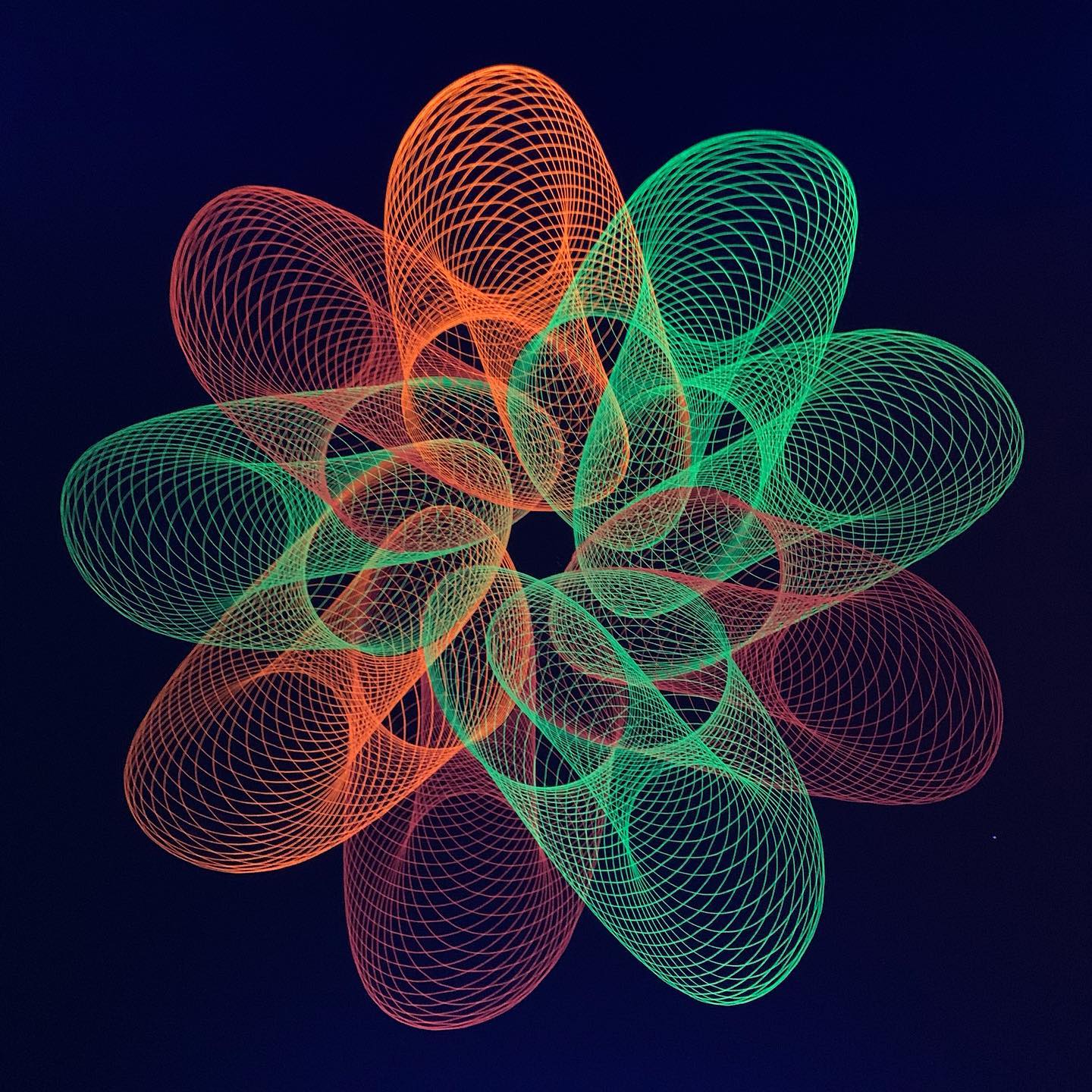 This Drawing Machine Creates Mesmerizing Artworks - PlayJunkie